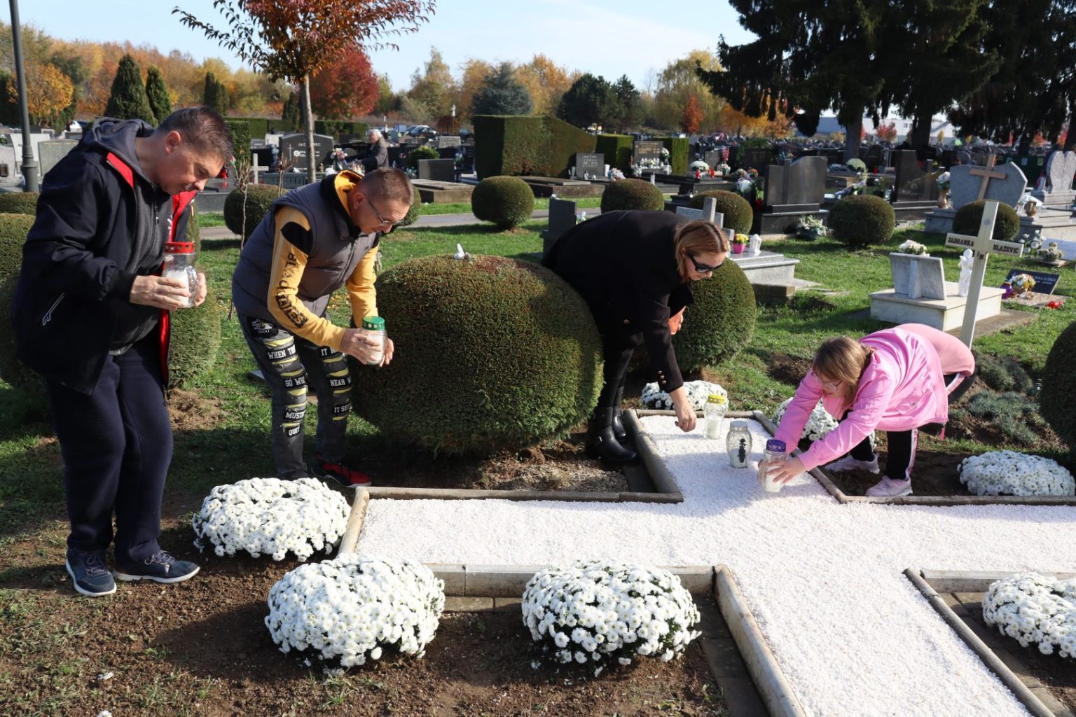 Uoči blagdana Svih svetih, Latice i Komunalac zajedno u akciji ponovne ...