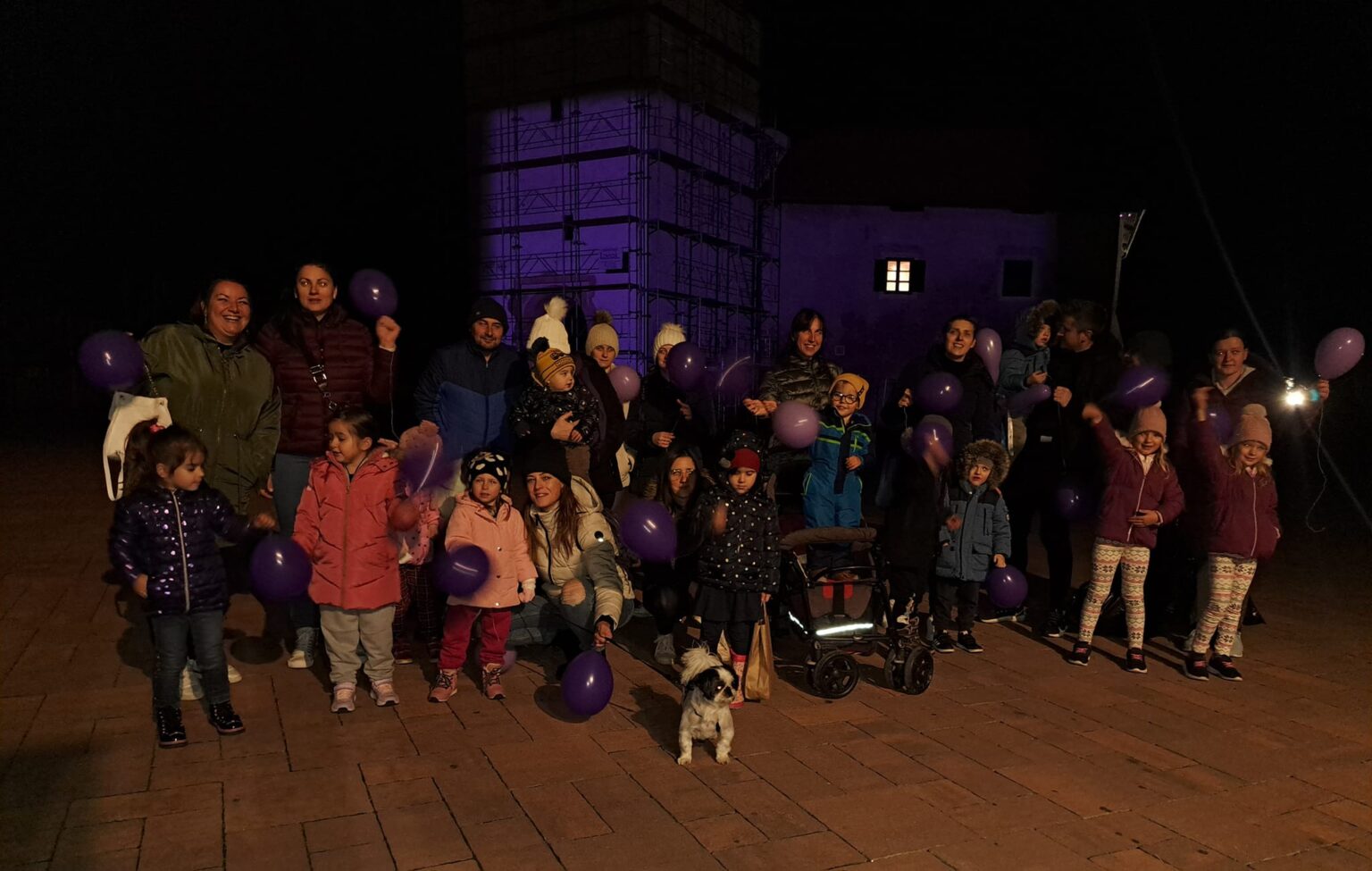 Utvrda Stari grad osvijetljena u ljubičasto za sve Palčiće: Grad ...